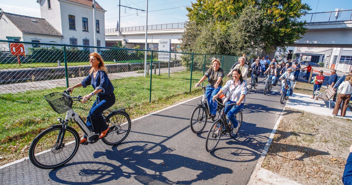 Nieuwe fietsinfrastructuur aan Sluis 9 in Kortrijk feestelijk ingehuldigd | Kortrijk | HLN.be