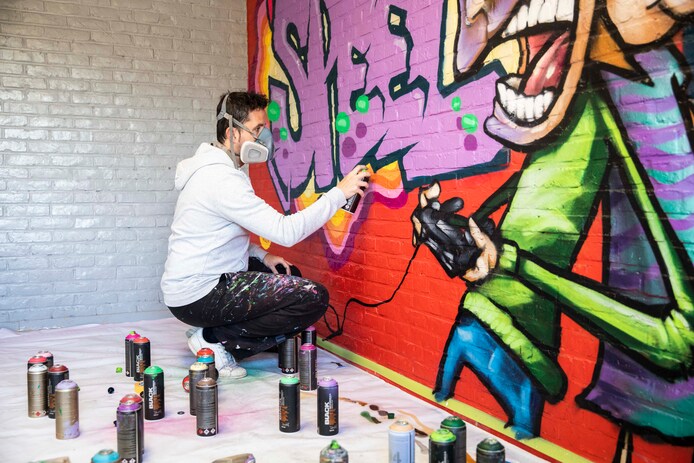 Twee graffiti-kunstenaars kleuren kinderopvang De Speeldoos met gratis ...