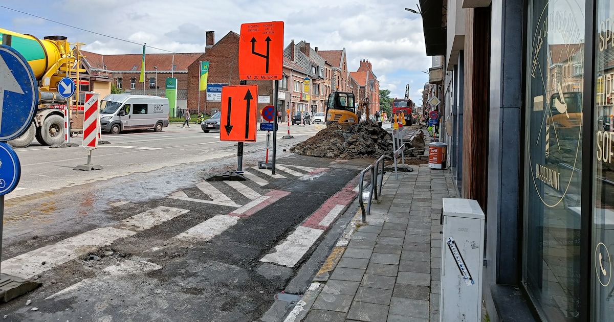 Werken aan kruispunt Ninoofsesteenweg zorgen voor chaos: jonge fietser gewond na aanrijding ...