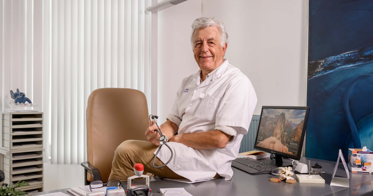Jan (72) kon met pensioen maar startte artsenpraktijk op zijn 70ste ...