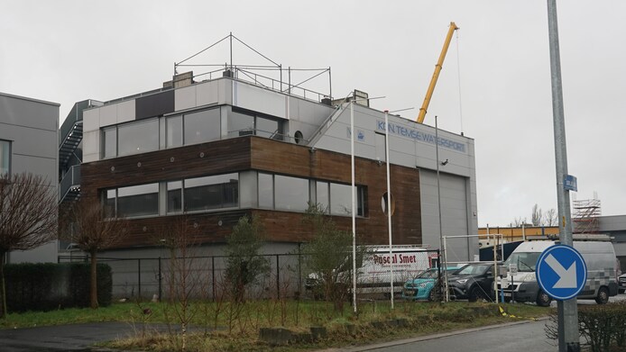 Lucy en Bianca openen PetiBato op dakverdieping van watersportclub ...
