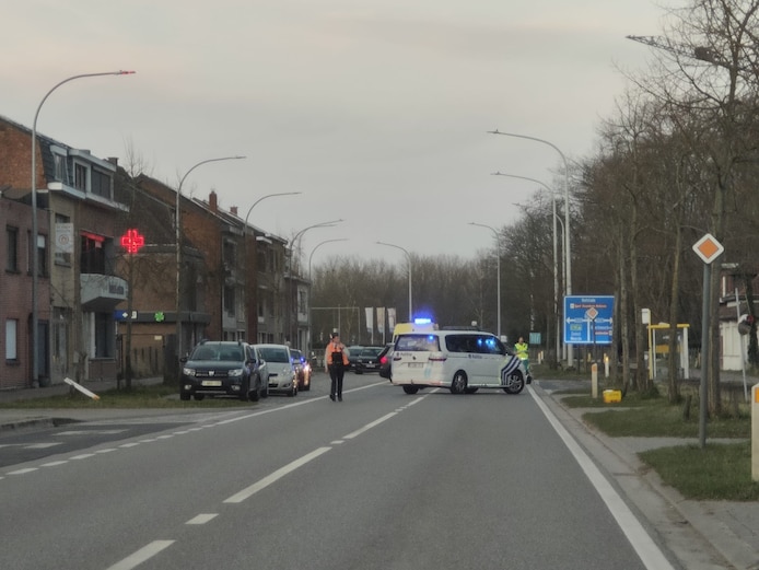 Motorrijder raakt zwaargewond bij crash tegen kerende auto in Zemst ...