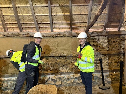 In de modder voor erfgoed: PXL-studenten leren lemen en vitsen in ...