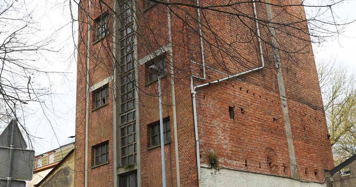 Brokstukken vallen van toren Ankerhof | Regio | HLN.be