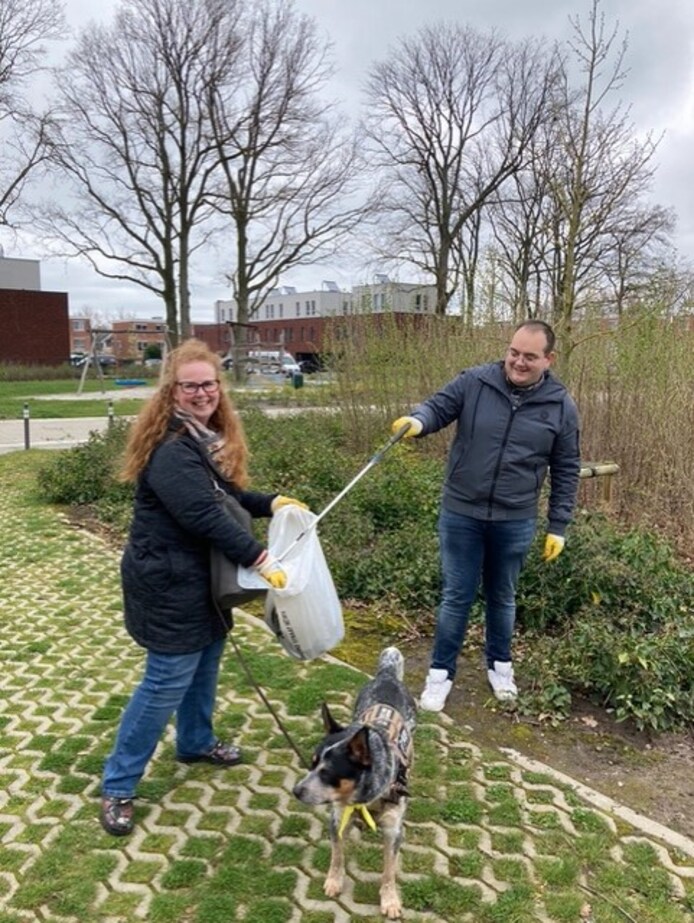 Vlaams Belang vist zwerfvuil uit bermen van Klaverveld | Malle | hln.be