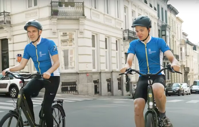 Radiopresentator Wim Oosterlinck trotseert Gentse hellingen met hulp ...