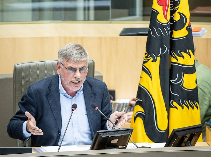 Vlaamse vlag mag na ophef blijven staan in parlement, Dewinter (VB) grapt: “Belangrijkste ...