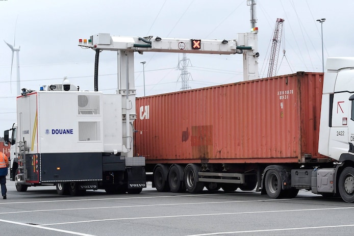 Douane vindt 678 kilo cocaïne tussen dierenhuiden: één container blijkt ...
