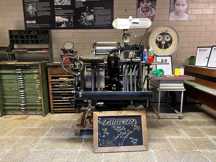 NET OPEN. In brocantecafé De Dikke Ziel is letterlijk alles te koop ...