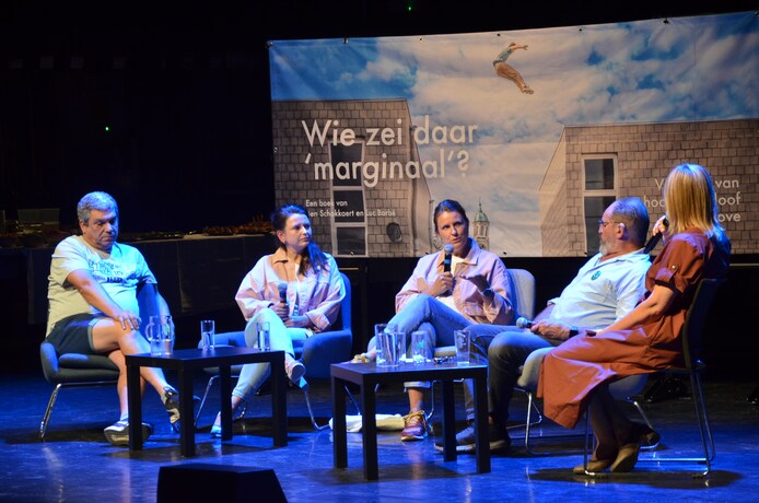 Boek met verhalen van hoop en geloof in Ninove voorgesteld in CC De Plomblom: “Hopelijk krijgen ...