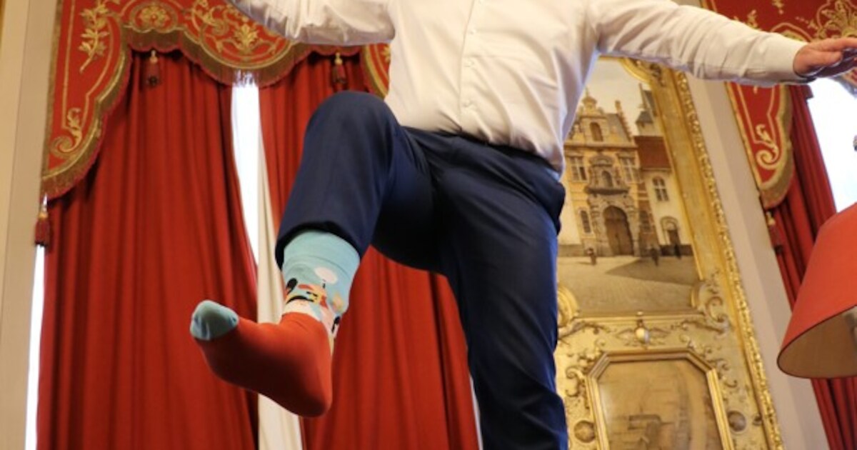 Philippe Close trekt gekke sokken aan uit steun voor Muco-patiënten ...