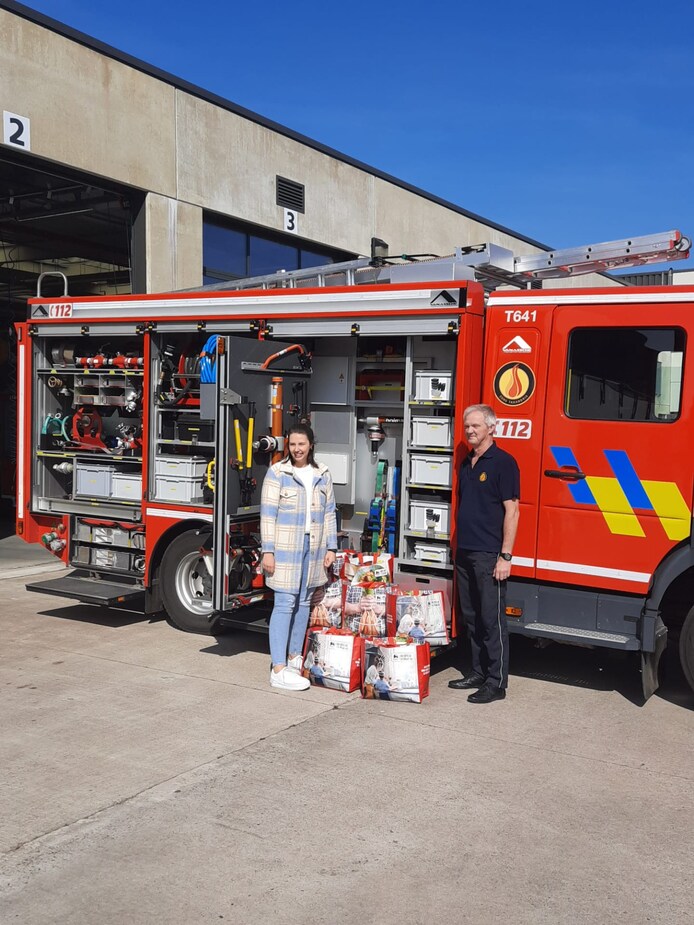 Delhaize Kasterlee schenkt 210 kilo paaschocolade aan brandweer ...