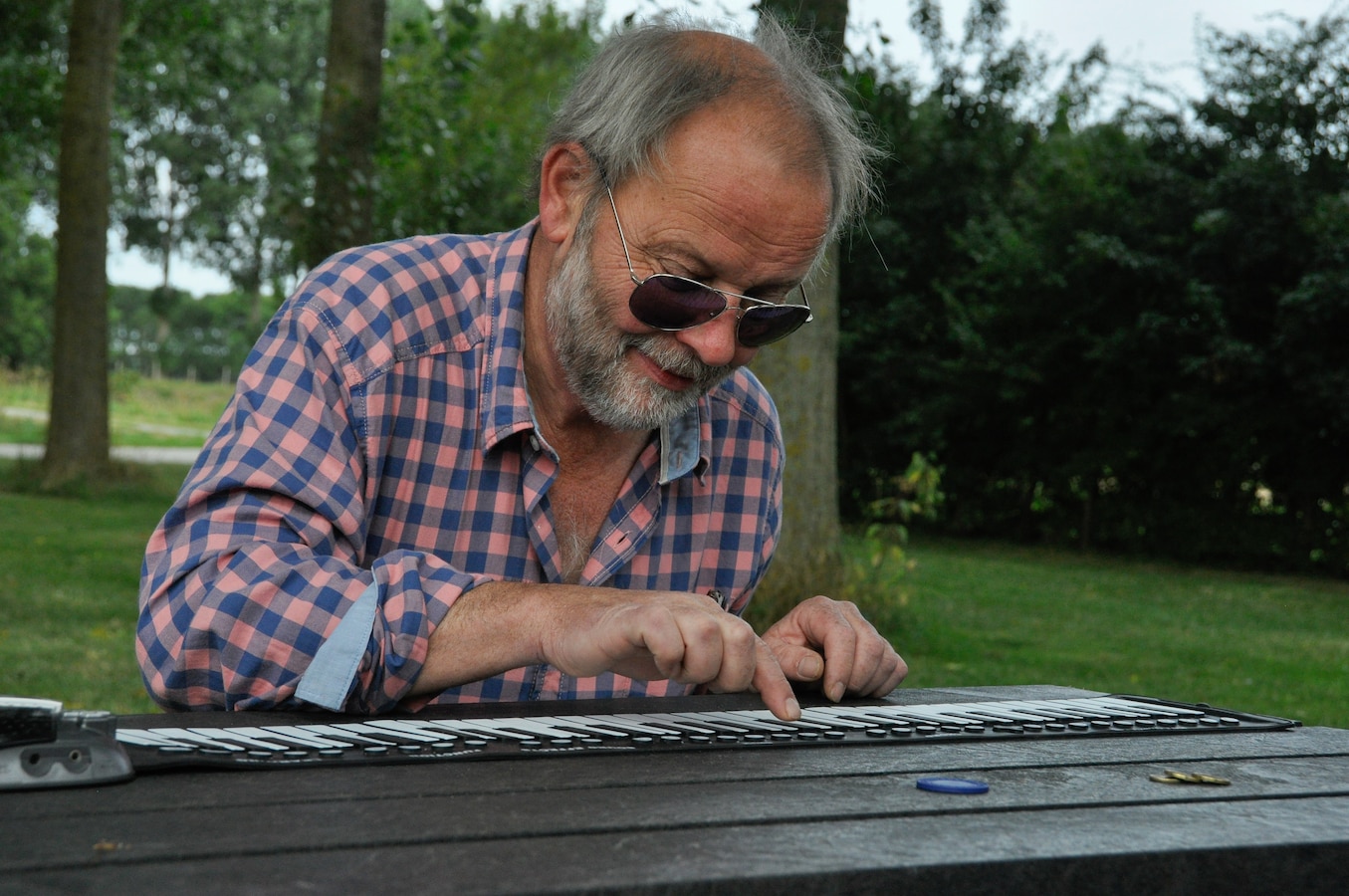 Leen zoekt kinderbedje dat haar vorig jaar overleden papa beschilderde ...