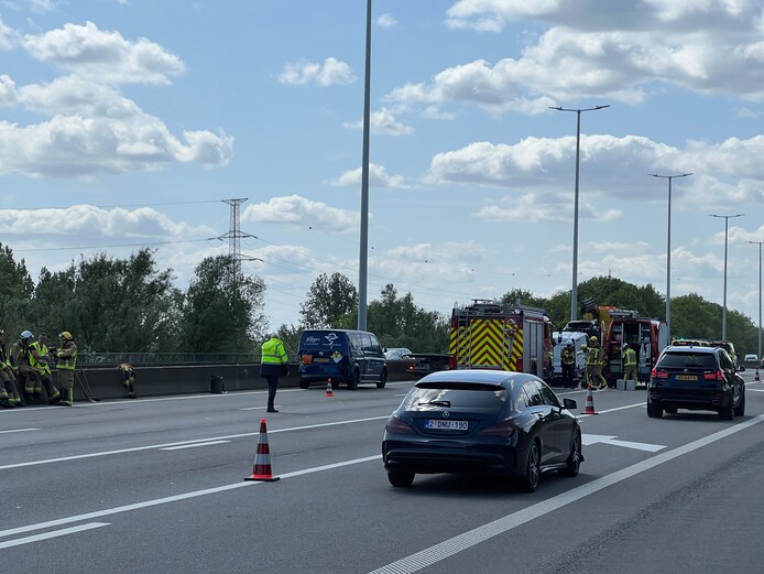 Auto belandt op middenberm op E34: twee rijstroken versperd | Ranst ...