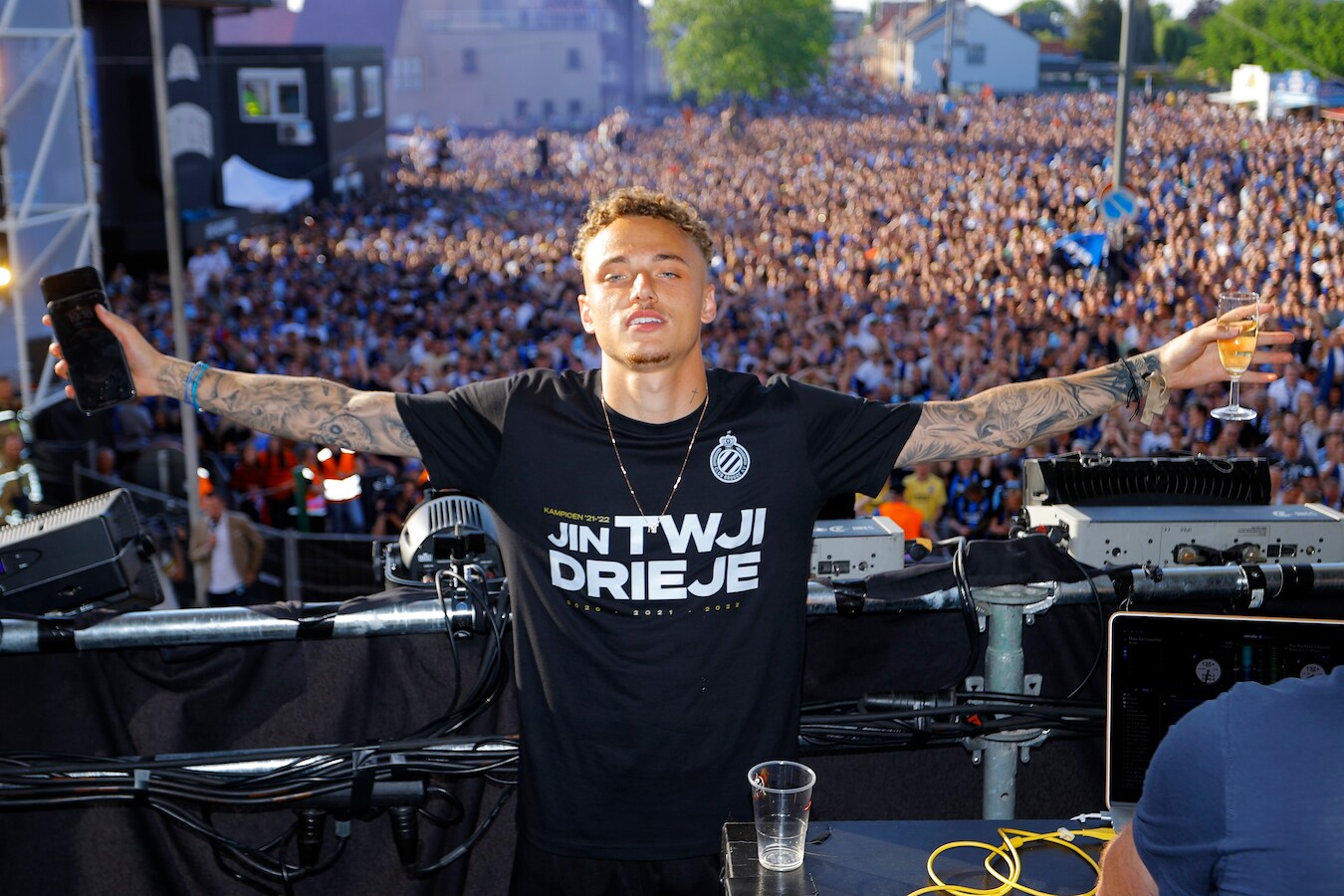 BEKIJK. Brugse spelers vieren titel met fans, die nadien verder feesten ...