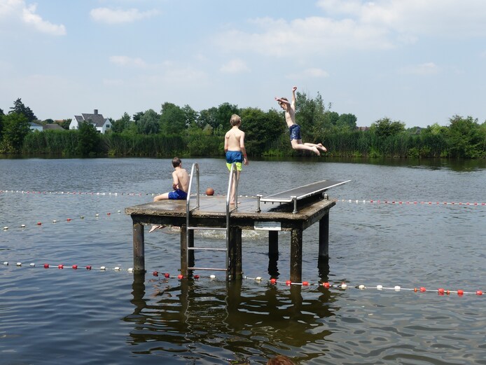Eerste zwemmers duiken in Vosselare Put: “Iedereen is welkom, maar we ...