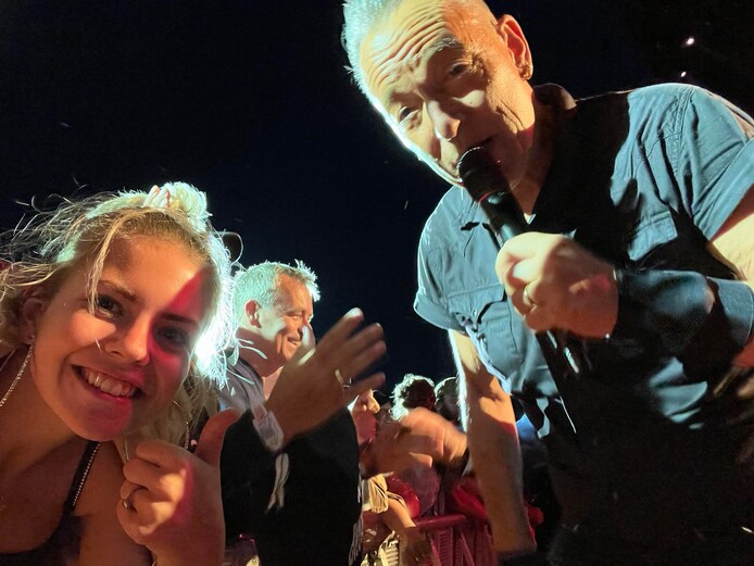 Wat een kippenvelmoment! Moeder en dochter krijgen tijdens concert ...