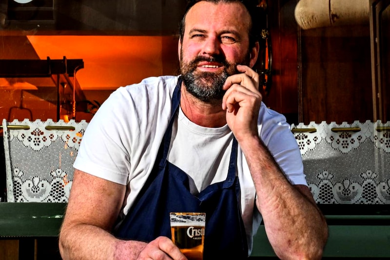 Sterrenchef Willem Hiele emotioneel bij opening van zijn Café ...