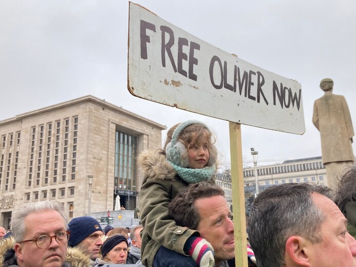 Zussen van Belg die in Iraanse cel vastzit slaken noodkreet: “Olivier ...