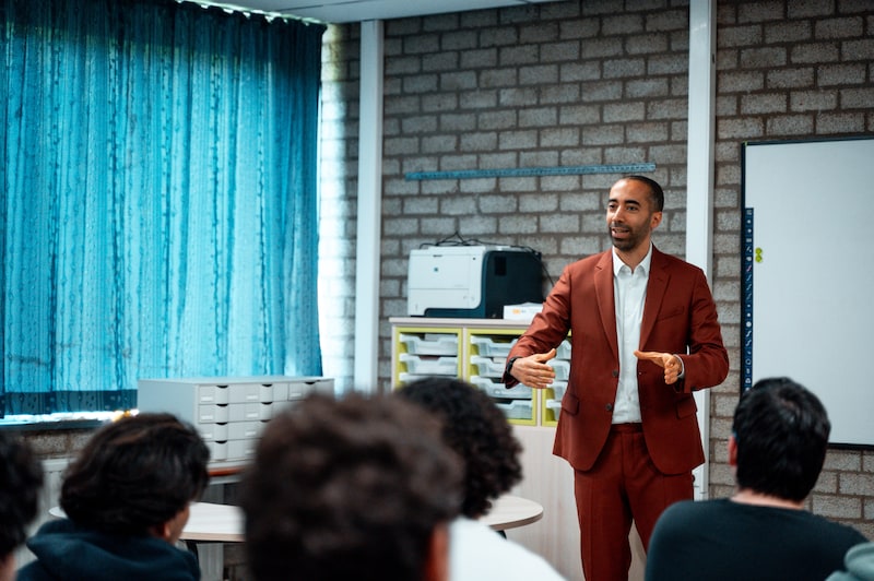 Sammy Mahdi geeft gastles Politiek aan STEM-leerlingen in thuisstad ...