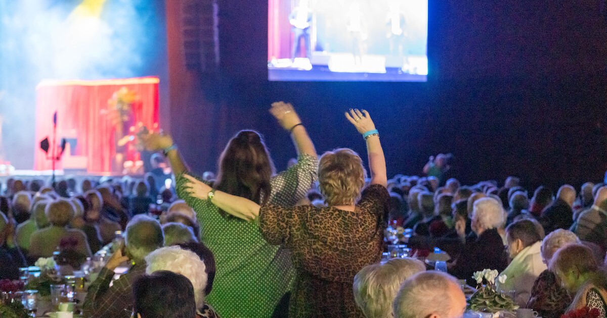 900 senioren gaan uit de bol op het jaarlijkse Seniorenfeest in Puurs ...
