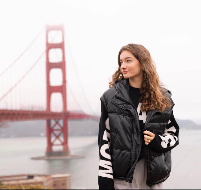 Met haar ASMR-filmpjes vergaart Nanou (15) 1 miljoen volgers. Neuroloog: “Het geeft je een ...