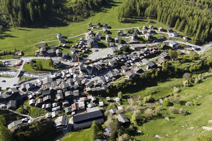 Nadat bergtop bij ontruimd Zwitsers dorp naar beneden dondert: nu ...