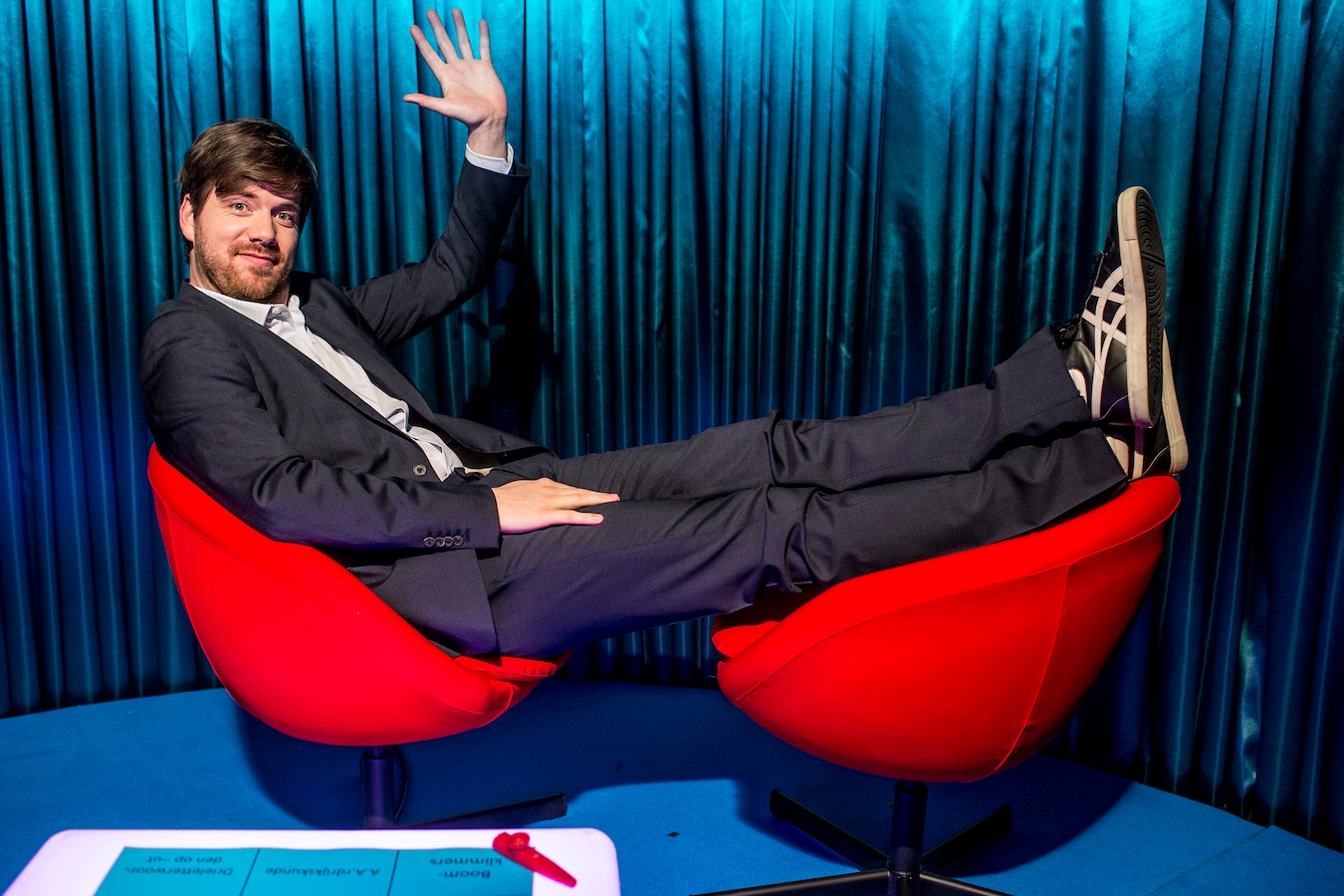 DOOR DE JAREN HEEN. Ambitieuze comedian wordt allround tv-gezicht: de ...