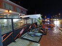 Bestelwagen ramt loodzware plantenbak en omheining terras restaurant in ...