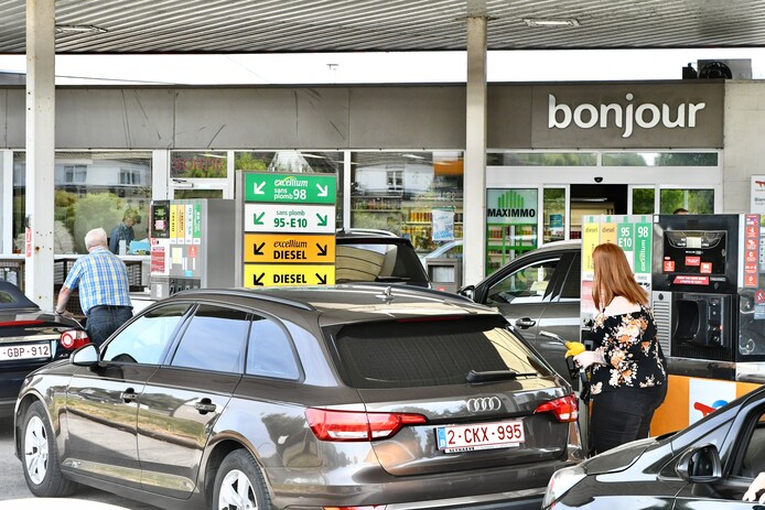 200 meter aanschuiven voor goedkopere Franse tankbeurt: “Als de ...