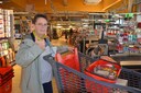 Klanten in hun nopjes met zelfstandige Delhaize-uitbaters Stijn en ...
