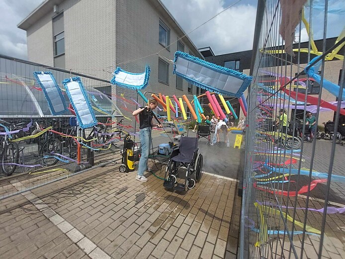 Rolstoel in de wasstraat, bewoners met de voetjes in bad: WZC Ter Linde pakt uit met ...