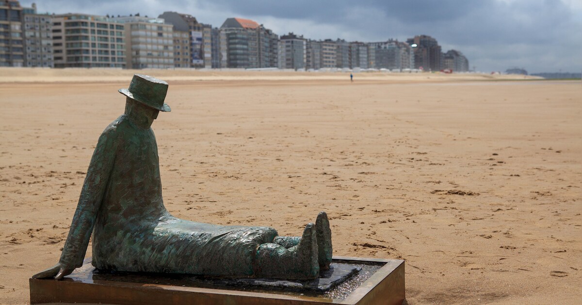 Beeld van Folon prijkt weer op strand | Knokke-Heist | HLN.be