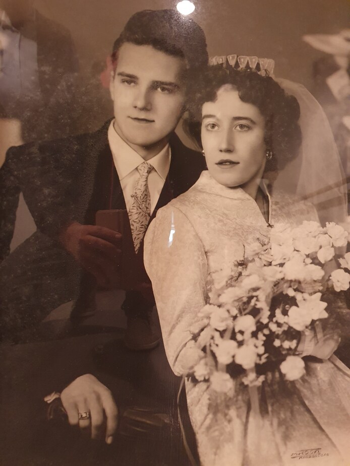 Getrouwd op hun 19de, en 65 jaar later zijn Lucien (84) en Inesse (84 ...