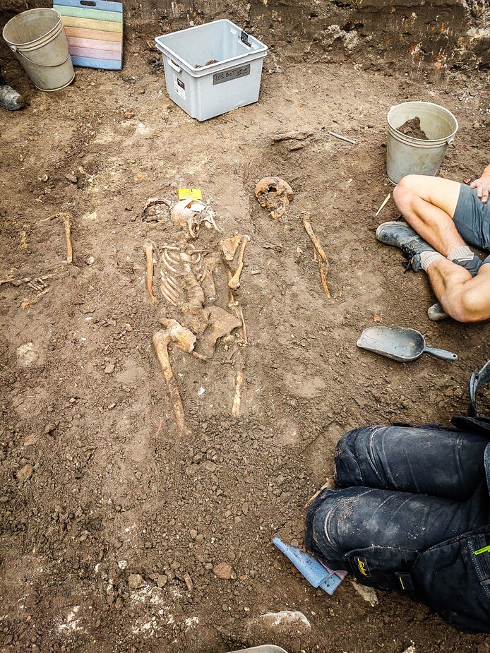 25 skeletten blootgelegd tijdens vooronderzoek werken Sint-Annakerk | Brugge | hln.be