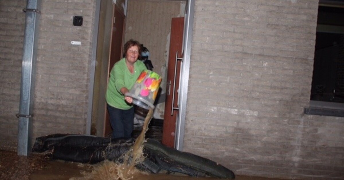 Straten in het Ieperse herschapen tot kolkende rivier | Binnenland | HLN.be