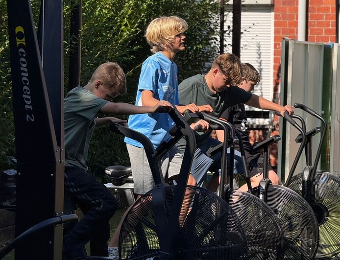 Sportclub in Sint-Niklaas last gratis korte sessies in tijdens examenperiode: “Wie beweegt ...
