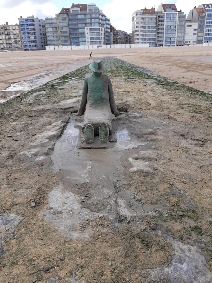 Bekend bronzen beeld van Folon teruggeplaatst op strand van Knokke ...