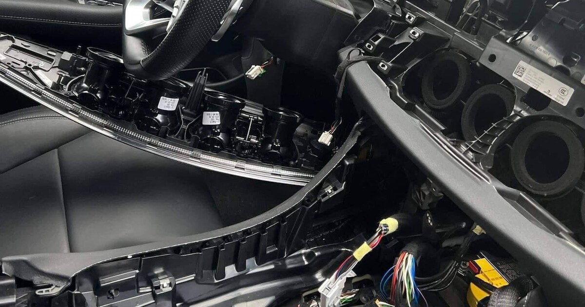 Dieven strippen Mercedes-wagen volledig leeg, politie spreekt van een ...