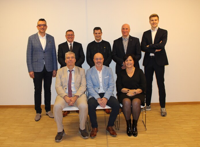 Eedaflegging verloopt rustig in Izegem, Vooruit-Groen reageert wél hard ...