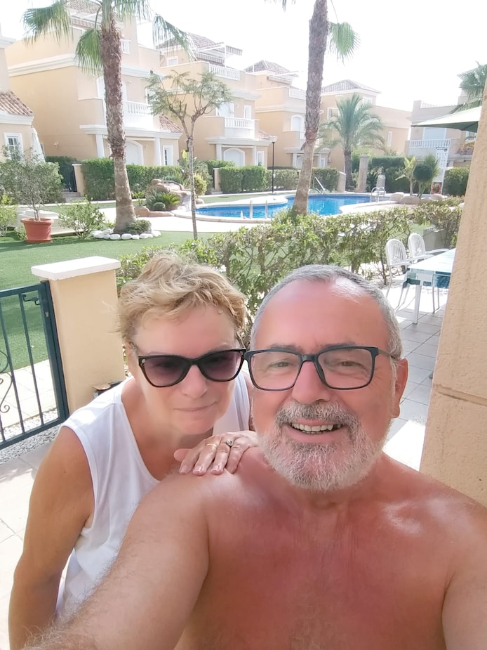 100.000 Belgen in en rond Alicante verwelkomen de wereldkampioen wielrennen: “Aan worst-met ...