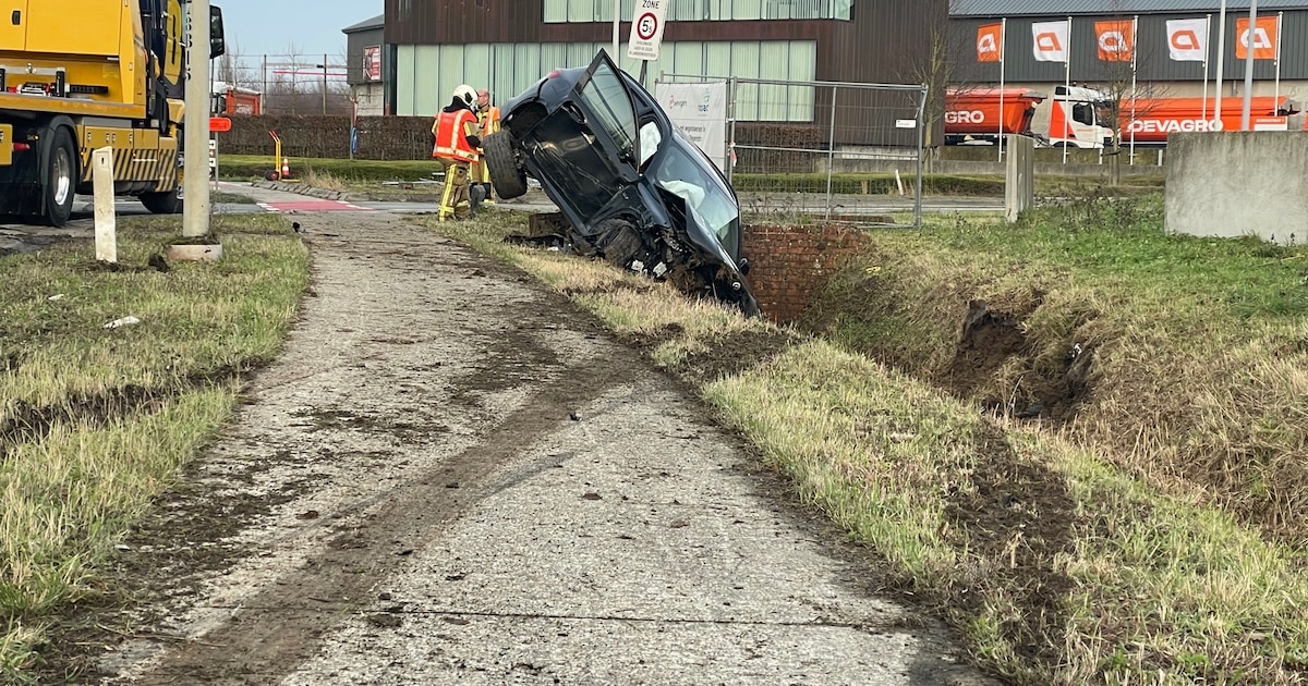 Automobilist onwel achter stuur en spectaculair de gracht in op ovonde ...
