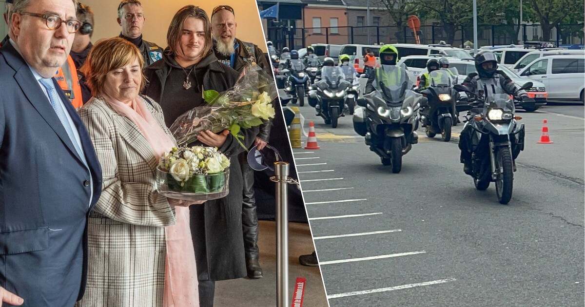 Tweehonderd motorrijders brengen eerbetoon aan overleden politieagenten ...