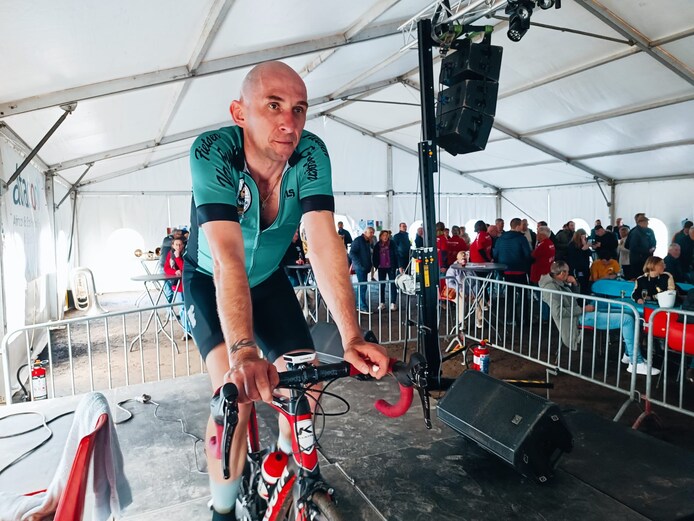 Kevin (42) fietst vandaag, na 10 maanden in ziekenhuis, de Ronde mee ...