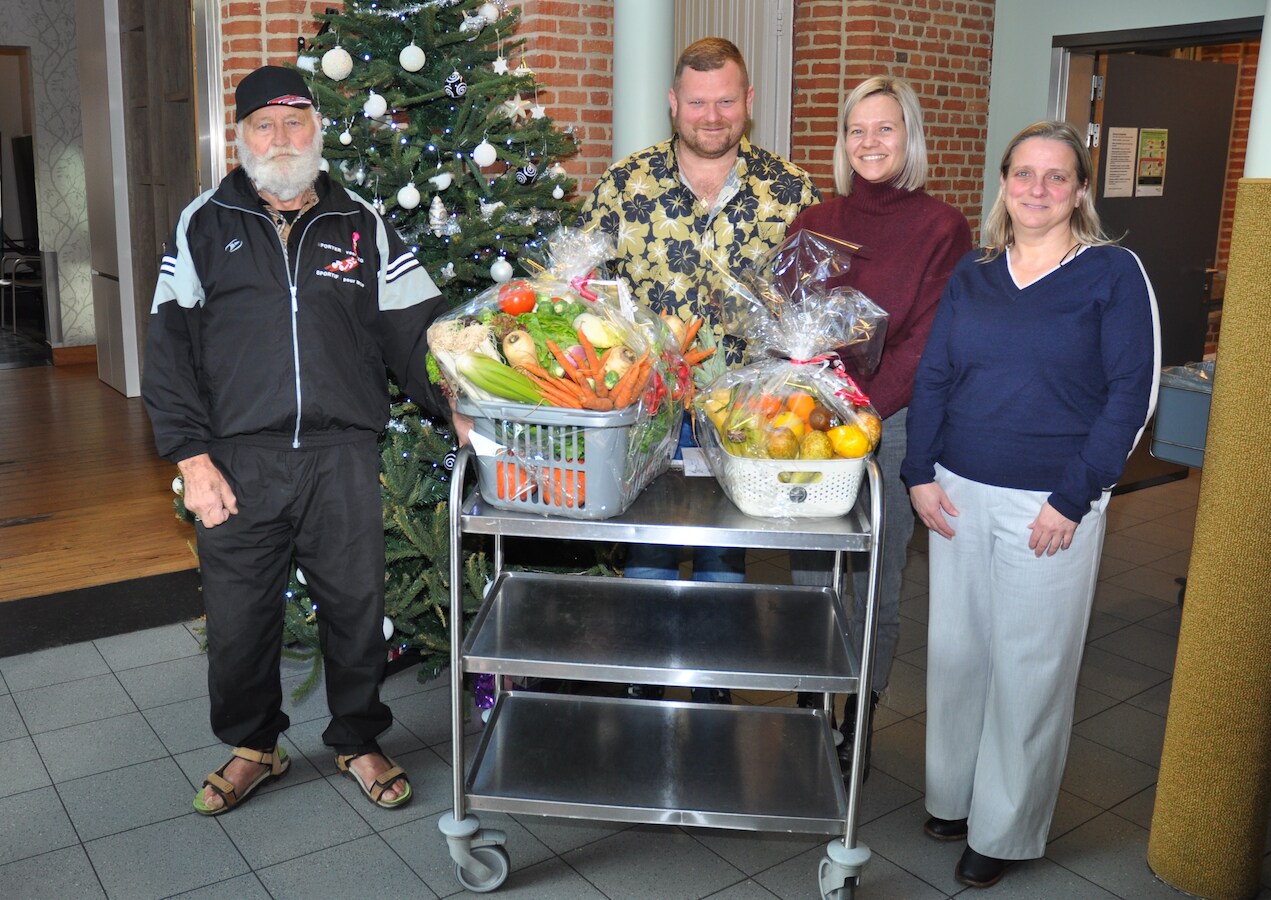 Vrijwilliger Charles brengt kerstcadeau naar VZW Avalon | Foto | hln.be