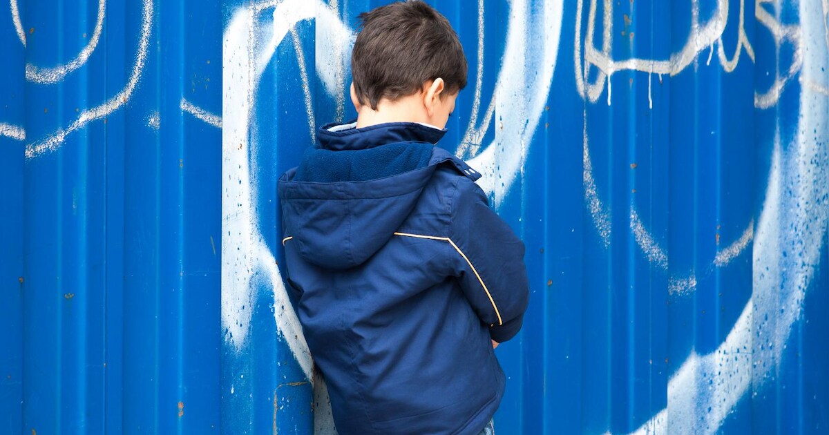 Stagiaire geeft zuigzoen aan kind in crèche in Melsele | Binnenland ...