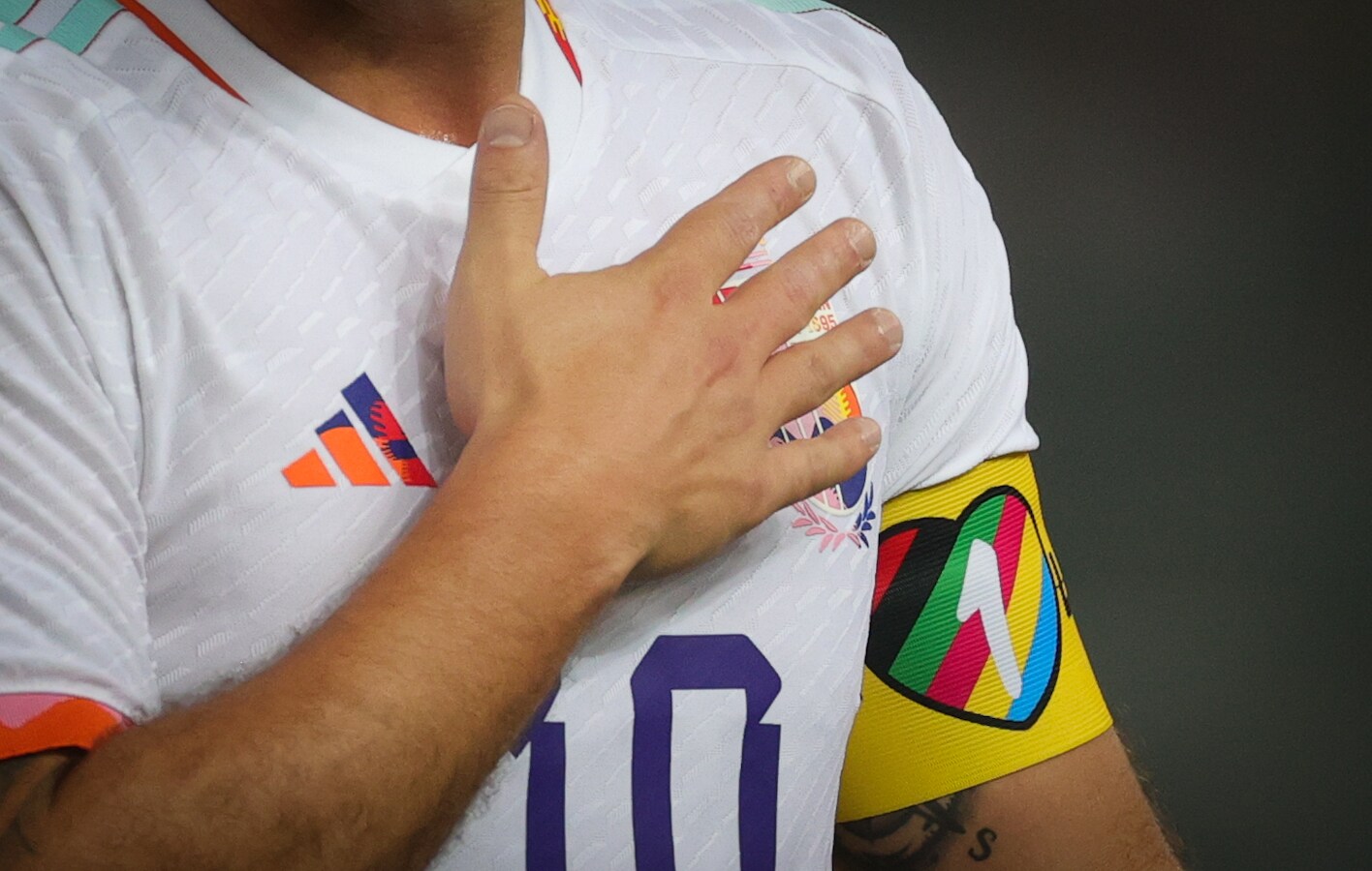 Holebi’s uit voetbalwereld ontgoocheld na verbod op regenboogband ...