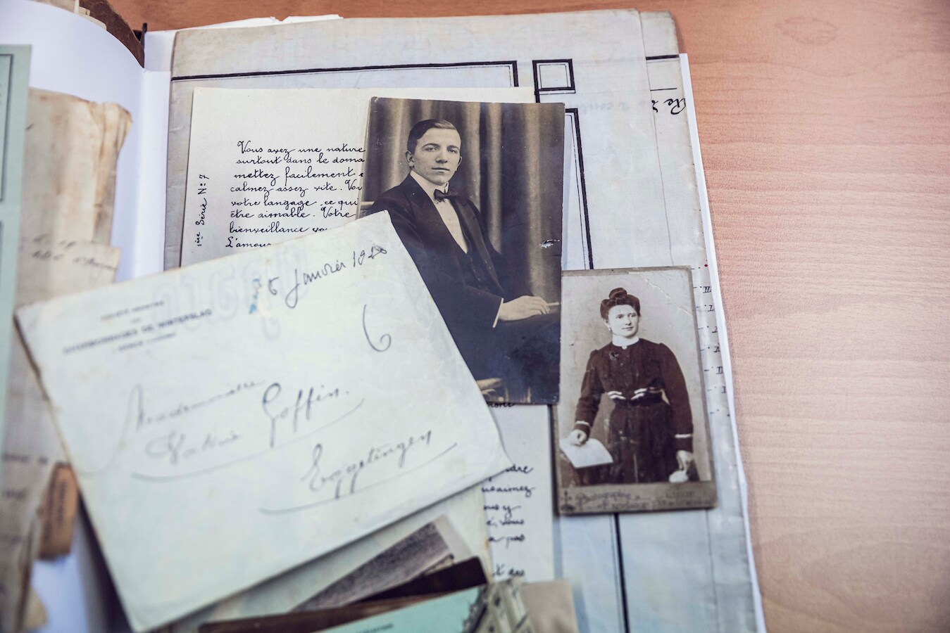 Terwijl haar Alois aan het front vecht, slaapt Florentine met Marcel ...