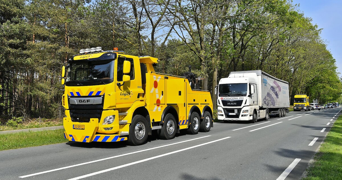 Lekke band bij vrachtwagen leidt tot file en ongeval tussen twee auto’s ...