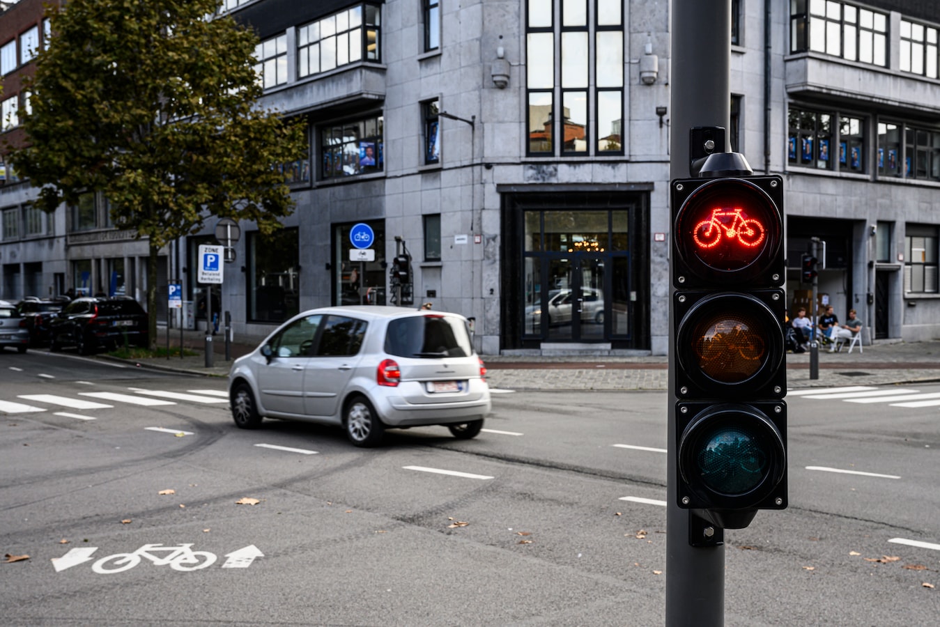 Leerling (17) voor de rechter gebracht nadat hij al fietsend rood licht ...